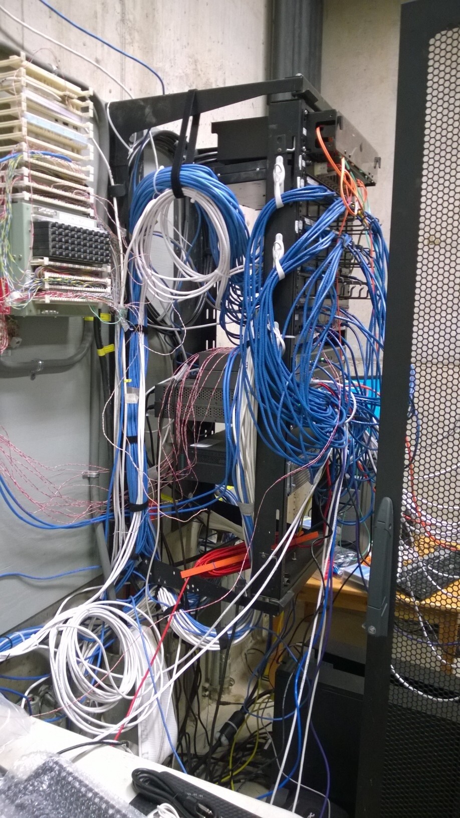 How To Best Clean Up a Server Room Cabling Mess? - Networking ...